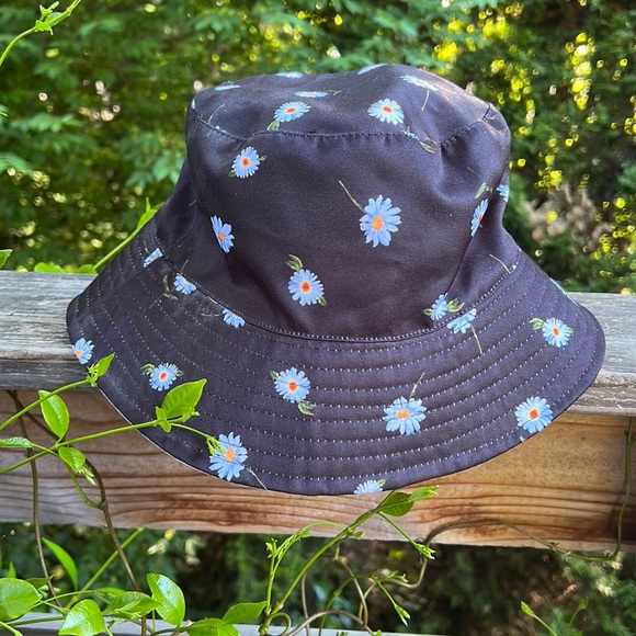 Alice + Olivia | Accessories | 5 Salealice Olivia Daisy Print Bucket ...